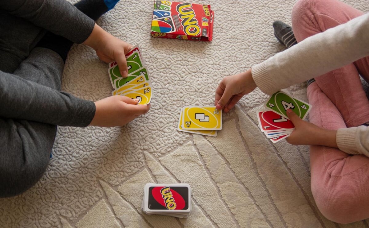 UNO Regeln: So spielst du das Kartenspiel richtig! | 95.5 Charivari