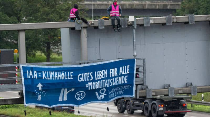 Klima-Protest: Autobahn A9 Richtung Fröttmaning wegen Aktivisten ...